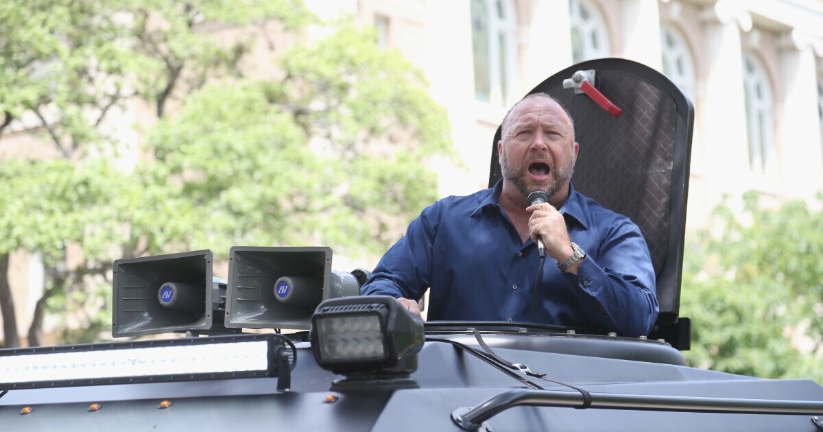 Człowiek, który krzyczy o żabach-gejach. Dokument o Alexie Jonesie to ...