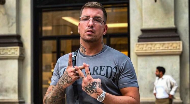 Raper osobny, z fascynującą historią i nowatorskimi pomysłami. Ale nie ...